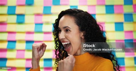 성공 스크럼 및 발표 모형 공간 및 시작 아이디어를 위해 스튜디오에서 비즈니스 우먼과 함께 흥분 당첨자 스티커 메모 및 좋은 소식과 승인을 위한 배경에 직원과 함께 프로모션