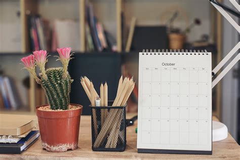 2022 달력 책상 테이블에 배치 플래너에 대한 데스크탑 캘린더는 나무 사무실 테이블에 의제 시간표 약속 조직 관리 각 날짜 월 및 연도를 계획합니다 캘린더 개념입니다 0