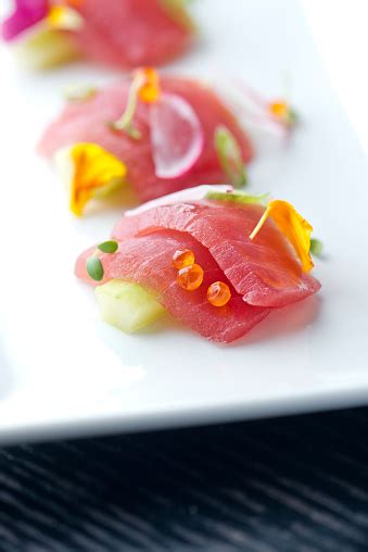 참치 카르파치오 클래식 일식 또는 미국 레스토랑 전채 생 참치를 얇게 썰어 풍미 있고 매콤한 겨자 아시아에서 영감을 받은 소스를