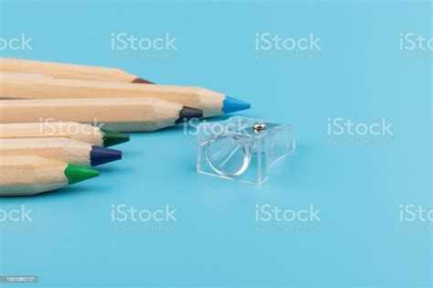 파란색 배경에 나무 날카로운 연필의 여러 가지 빛깔의 세트와 공급 0명에 대한 스톡 사진 및 기타 이미지 0명 갈음질 개념 Istock