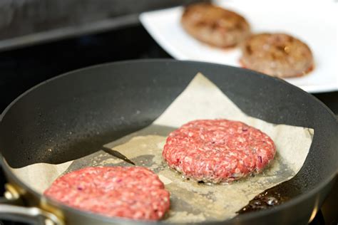 햄버거 를 위한 햄버거 고기 굽기 프라이팬에 수제 커틀릿 가루로 빻은에 대한 스톡 사진 및 기타 이미지 가루로 빻은 건강에 좋지 않은 음식 검은색 Istock