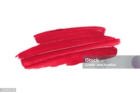 흰색 배경에 빨간색 립스틱 마크 고립 립 글로스 얼룩 메이크업 및 스킨 케어 용 제품 뷰티 화장품 미용 술 근접 촬영 페인트에 대한 스톡 사진 및 기타 이미지 Istock