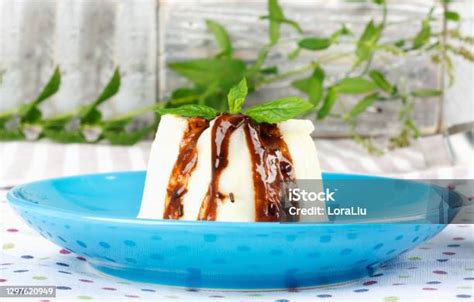 초콜릿 소스와 민트와 크림 푸딩 여러 가지 빛깔의 식탁보에 건강한 생활방식에 대한 스톡 사진 및 기타 이미지 건강한 생활방식 공휴일 다양 Istock