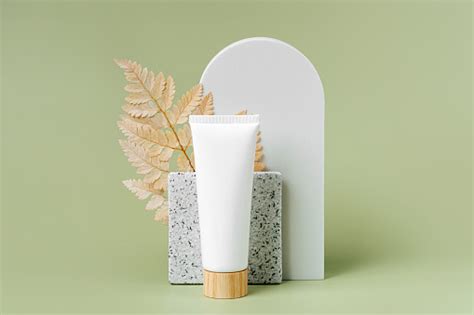 녹색 배경에 잎과 기하학적 형태가있는 크림 튜브 모형 브랜딩 및 포장 프리젠 테이션을위한 천연 스킨 케어 뷰티 제품 0명에 대한 스톡 사진 및 기타 이미지 Istock