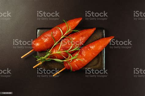 신선한 생 절인 닭고기 꼬치 꼬치 Iner 필레와 검은 배경에 신선한 허브 평면도 복사 공간 치킨 필렛 내부 꼬치 음식 개념입니다 소매용 식품 Ogranic 음식 건강한