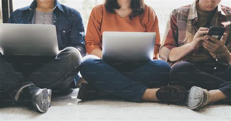 최신 가제트를 사용하여 친구를 그룹화합니다 사업 시작 우정 팀워크 개념 함께 일하는 창의적인 사람들 사진 Unsplash의 컴퓨터 이미지