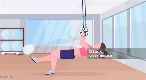 서 스 펜 션 피트 니스 스트랩 탄성 로프 소녀 훈련 크로스 핏 운동 개념 현대 체육관 스튜디오 인테리어 수평 플랫 전체 길이와 운동을 하 고 스포티 한 여자 개념에 대한