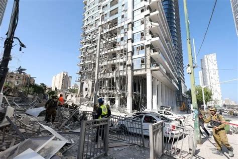 Son Dakİka İrandan İsraile Siccil Darbesi Gönderilen Füzeler Demir Kubbeyi Delik Deşik