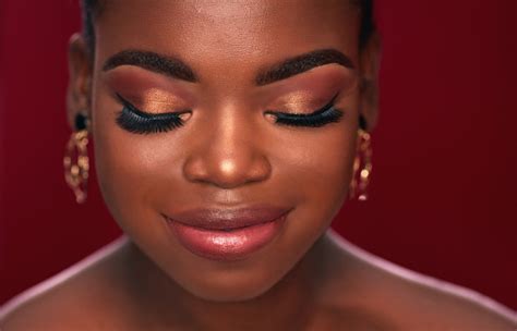 빨간 배경에 아름다운 미소 아프리카 계 미국인 여자의 초상화 가짜 속눈썹에 대한 스톡 사진 및 기타 이미지 가짜 속눈썹 아프리카 문화 아프리카 민족 Istock