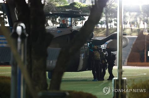 국회 무장계엄군 280여명 경내진입헬기 24회 동원 담장 넘어 연합뉴스 국회 무장계엄군 280여명 경내진입헬기 24회 동원 담장 넘어 연합뉴스