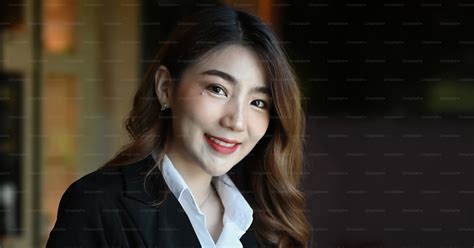 양복을 입은 사업가의 초상화는 문서를 들고 현대 사무실에 서 있다 사진 Unsplash의 태국 이미지