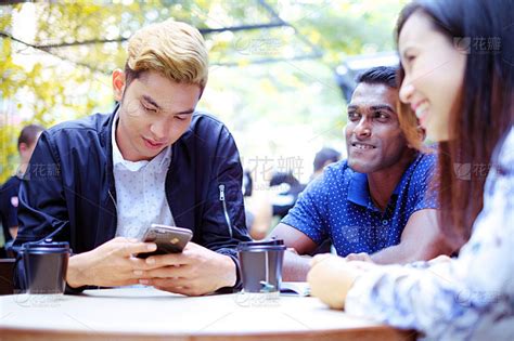 咖啡厅外的小组讨论