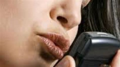 ෆේස්බුක් පෙම්වතිය දුරකතනයෙන් හාදුවක් නොදුන්නැයි 17 හැවිරිදි සිසුවා ගෙල වැළලාගෙන