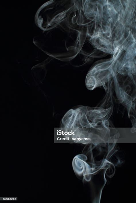 검은 배경에 흰색 연기 텍스처 검은색에 대한 스톡 사진 및 기타 이미지 검은색 곡선 그을음 Istock