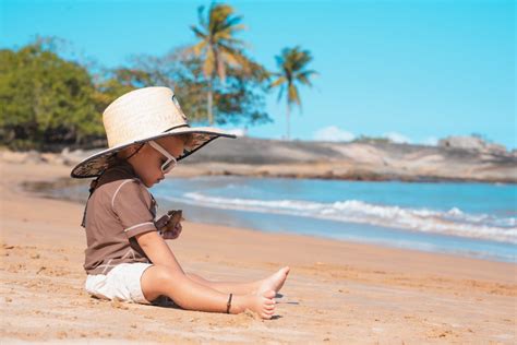 경치가 좋은 관광 레저 모래 모래성 모험 물 밀짚 모자 바다 섬 아이 야외에서 야자나무 야자수 어린이 여름 연말연시 열대 휴양지 열대의