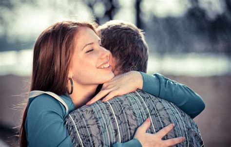 Liefde En Affectie Tussen Een Jong Paar Stock Afbeelding Image Of