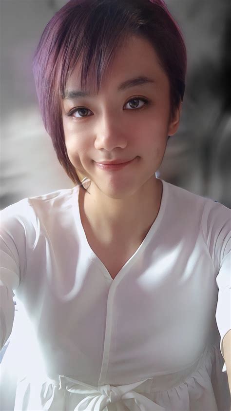 simple white top scrolller