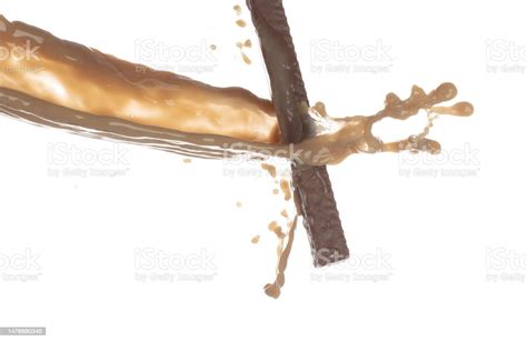 밀크 초콜릿이 모양 형태로 쏟아집니다 초콜릿 코코아 스낵 스틱 공격 공중에서 펄럭이는 폭발 흰색 배경이 격리되어 스톱 모션 프리즈 샷 각얼음에 대한 스톡 사진 및 기타