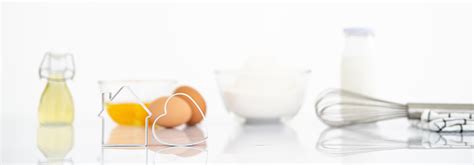 베이커리 제품 흰색의 디저트 재료와 기구는 테이블 배경을 반영합니다 웹 배너 앞면보기 복사 공간 계란 밀가루 우유 기름 털기 쿠키 커터 0명에 대한 스톡 사진 및 기타