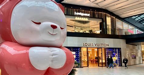 Sparse Crowds A Feature At Montreals New High End Royalmount Mall