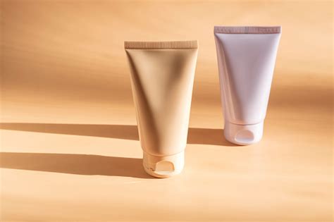 의약품 또는 화장품 브랜딩을위한 두 개의 짜기 병 플라스틱 튜브 모형 크림 젤 스킨 케어 치약 베이지색 배경에 화장품 병 용기 미니멀리즘 0명에 대한 스톡 사진 및 기타