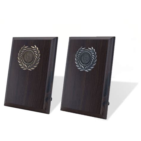 Walnut Plaque With Wreath