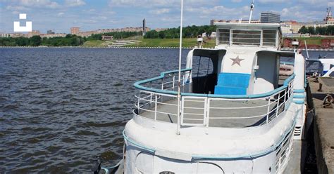 물 속의 부두에 묶인 작은 보트 사진 Unsplash의 무료 이젭스크 이미지