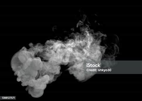 검은 색에 위스파이와 소용돌이 흰색 큰 연기 구름의 하단 보기 0명에 대한 스톡 사진 및 기타 이미지 0명 3차원 형태 검은색 Istock
