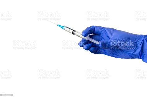 간호사의 장갑을 낀 손에는 의료 주사기가 있습니다 바이러스 감염 예방 접종 개념 코로나 바이러스 또는 독감 흰색 배경에서