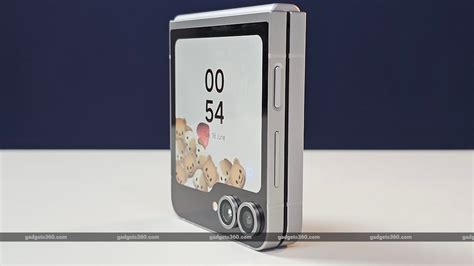 Samsung Galaxy Z Flip Review Clamshell Phone Goes Bold With Ai Flex Gadgets