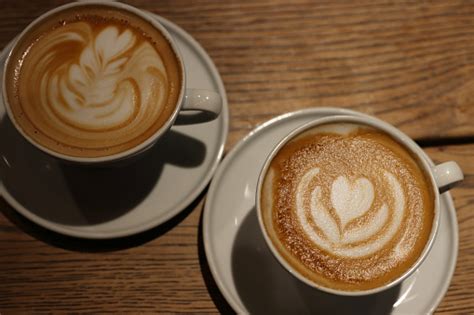 나무 테이블에 미식가 커피 하우스 카푸치노 두 잔 크림 같은 거품을 얹은 커피 라떼 나무 배경입니다 카페에서 커피 라떼 아트 평면도 복사 공간 0명에 대한 스톡 사진 및