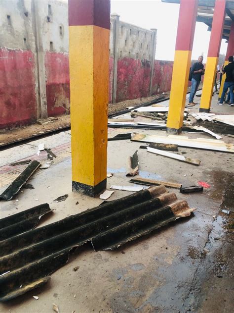 බම්බලපිටිය දුම්රිය ස්ථානයේ වහලයේ කොටසක් කඩා වැටෙයි Life Traveler