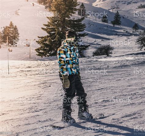 백그라운드에서 산으로 내리막 스키 리조트 슬로프에서 스노우 보더 겨울에 대한 스톡 사진 및 기타 이미지 겨울 겨울 스포츠 계절 Istock