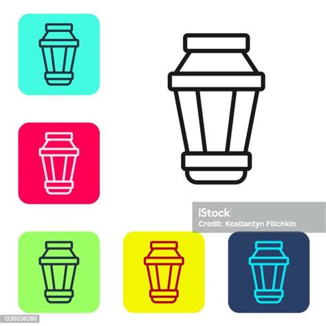 흰색 배경에 격리 된 검은 선 정원 조명 램프 아이콘입니다 태양 전원 램프입니다 랜 턴 가로등 색상 정사각형 버튼으로 아이콘을 설정합니다 벡터 일러스트레이션 0명에 대한