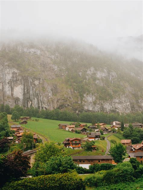 건축 경치 경치가 좋은 고요한 골짜기 그림 같은 기차 선로 녹지 농업 농촌의 랜드마크 런젠 롤링 풍경