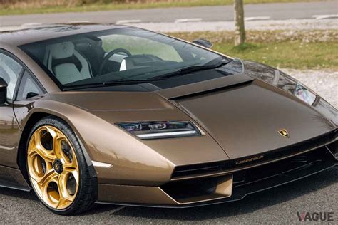 “スーパーカー世代”には垂涎の1台 復活した世界112台の限定車 ランボルギーニ新型「カウンタック」がオークションに登場 Vague