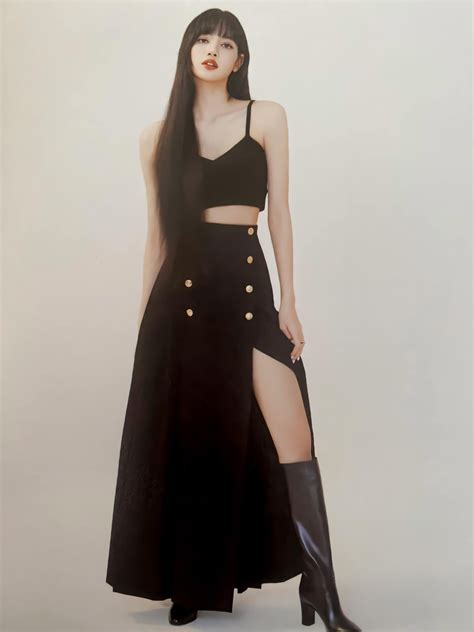 Đẳng cấp đại sứ của Lisa Biến chiếc váy kín bưng tẻ nhạt thành sexy khó cưỡng