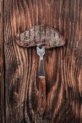 바베큐 건조 숙성 와규 포터하우스 스테이크 나무 배경에 구운 중간 희귀 쇠고기 스테이크 수직 이미지 평면도 텍스트를위한 장소