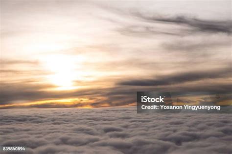 바다 수준의 위 고도에 구름의 층을 가진 하늘 Horizonntal 선 태양 상승의 하늘 오렌지 색상의 아름 다운 보기 0명에 대한 스톡 사진 및 기타 이미지 Istock