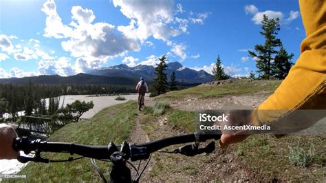숲이 우거진 길을 따라 산악 E자전거 커플 놀이기구 2명에 대한 스톡 사진 및 기타 이미지 2명 55 59세 60 64세 Istock