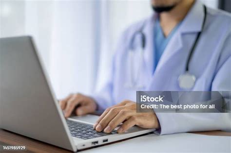 컴퓨터를 사용하는 사람들 노트북 키보드에 입력하는 남성 손의 측면도 기업 비즈니스에 대한 스톡 사진 및 기타 이미지 기업