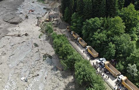 შოვში სტიქიის ზონასთან კომუნიკაციის აღსადგენად დროებითი გზებისა და ხიდების მოწყობა მიმდინარეობს