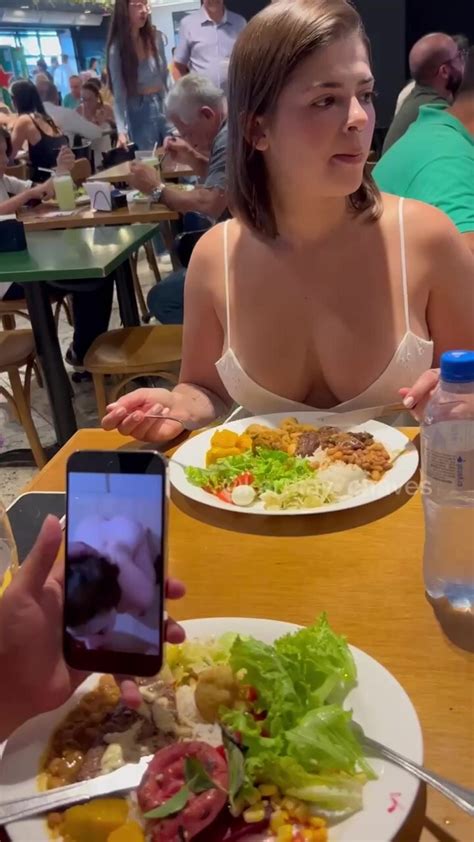 식당에서 점심을 먹는 동안 입으로 입으로 주는 케로레이 차베스 보기 Cnn Amador