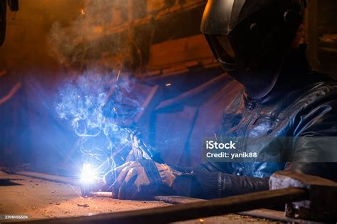 조각가는 아크 용접을 사용하여 적절한 보호 장치 장갑 착용 및 안전모가 있는 금속 조각품을 조립합니다 불꽃이 사방으로 날아가고 취미 강철에 대한 스톡 사진 및 기타 이미지