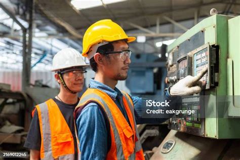 유니폼 안전을 착용 한 아시아 남자 엔지니어는 공장에서 시스템 기계를 점검하고 있습니다 남성 기술자 노동자 산업 유지 보수 25 29세에 대한 스톡 사진 및 기타 이미지