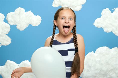 코 튼 구름 흰색 공기 풍선 여름 및 행복의 개념와 파란색 배경에 포즈 스트라이프 드레스를 입은 소녀 감정에 대한 스톡 사진 및 기타 이미지 Istock