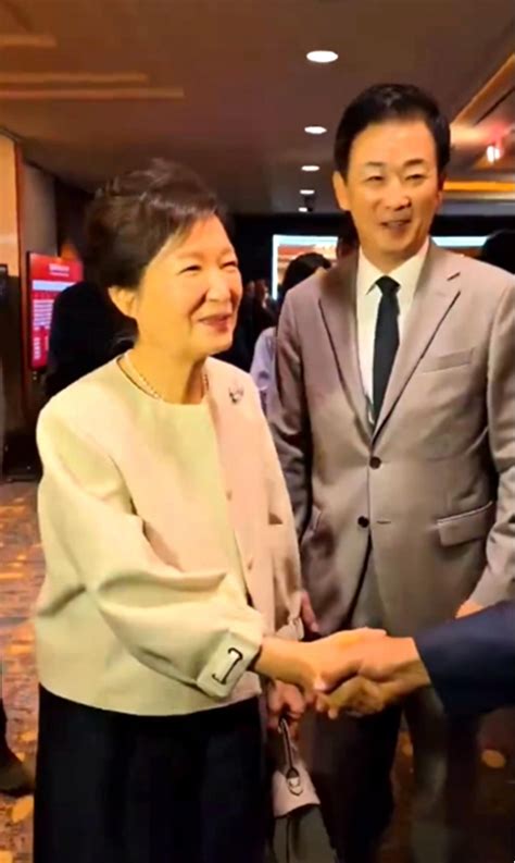 73岁前总统朴槿惠参加新活动，与李明博时隔12年再会