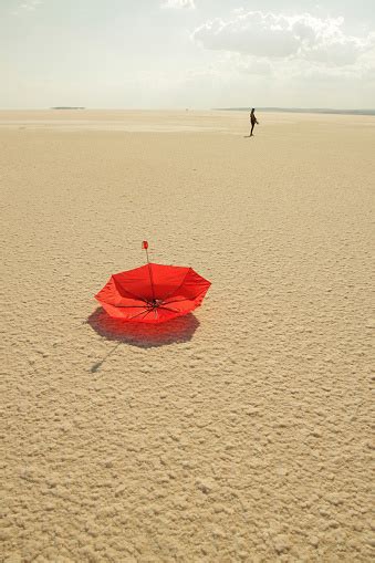 무료 여자와 휴식입니다 빨간 우산과 해변에서 편안한 여자입니다 여름에 해변에서 아름 다운 여자 빨간 우산 갈색에 대한 스톡 사진 및 기타 이미지 Istock