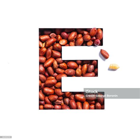 땅콩과 종이로 만든 영어 알파벳의 편지 E는 흰색에 고립 견과류의 서체 비타민 스낵 개체 그룹에 대한 스톡 사진 및 기타 이미지 개체 그룹 건강한 식생활 견과