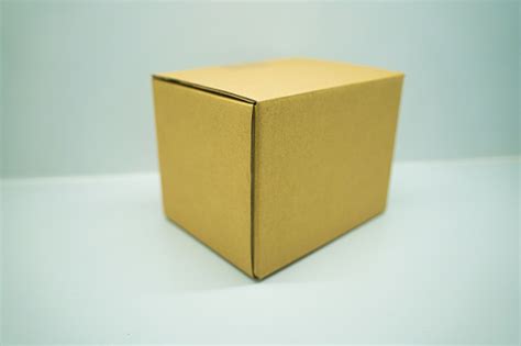 흰색 배경에 격리된 골판지 상자에 초점을 맞춥니다 골판지 상자 모형 세트 분리된 갈색 판지 골판지 상자 3차원 인쇄에 대한 스톡